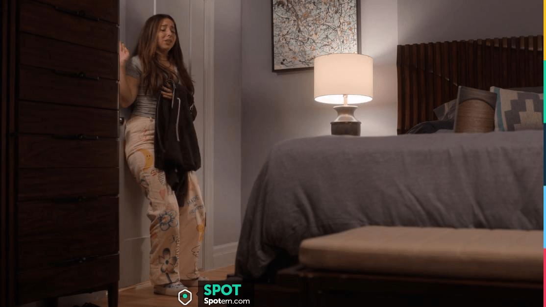 Baskets à plateforme Monterey d’Ae Seavees portées par Izzy Levine (Esther Povitsky) dans ...