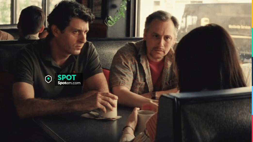 Le polo Ralph Lauren porté par l'ami de Carol (Gary Wilmes) dans le film L’Homme irrationnel ...