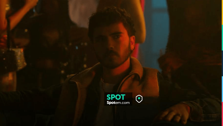 Asos Design Vest with Contrast Pocket in Stone worn by Dídac (Álvaro de ...