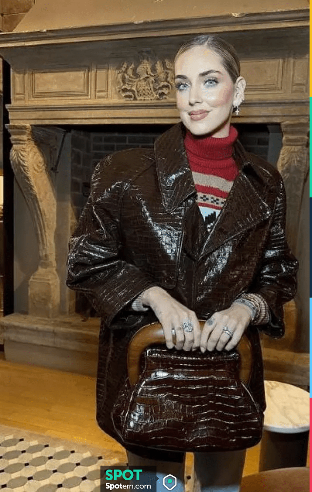 Jean Saint Laurent Janice en denim bleu ciel transparent porté par ...