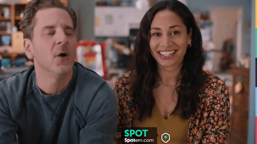 Madewell Skyline Tee worn by Astrid (Meaghan Rath) as seen in Children ...