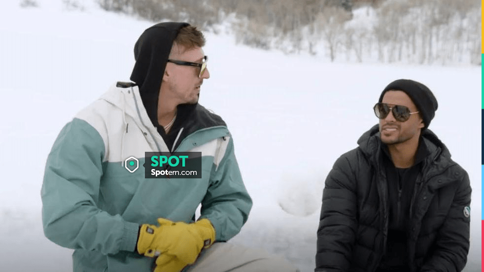 Volcom Longo Pullover Anarok Hooded Snowboard Jacket worn by Kory ...