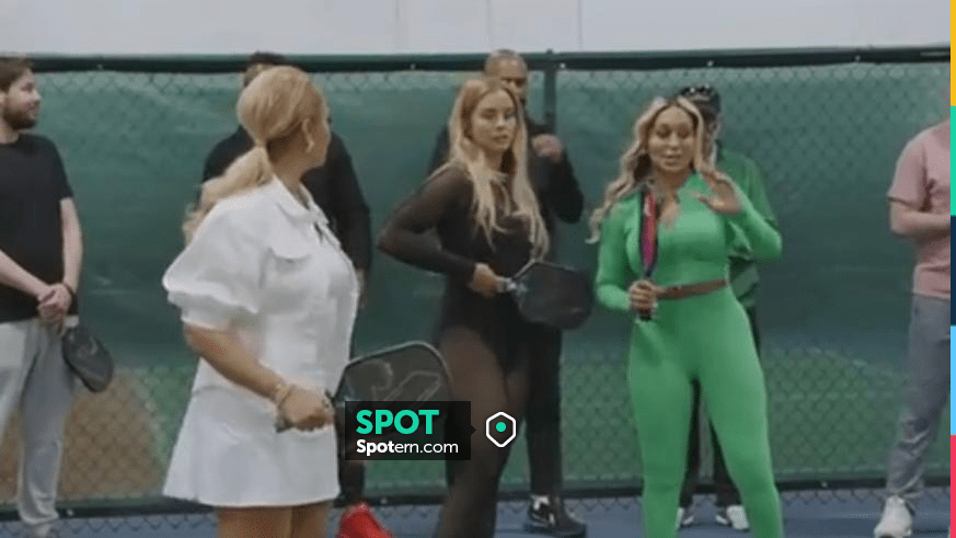 Alo Yoga Lim­it­less Open Air Leg­ging worn by Robyn Dixon as seen in ...