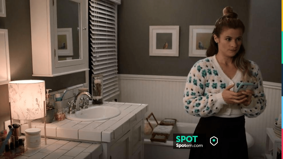 Forever 21 High Waist Pleated Mini Skirt worn by Paige Hardaway (Jenna ...