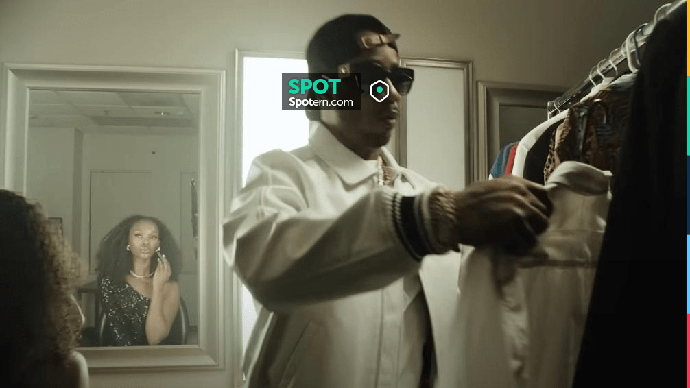 Lunettes de soleil Versace Black Square Medusa Stud portées par Benny ...