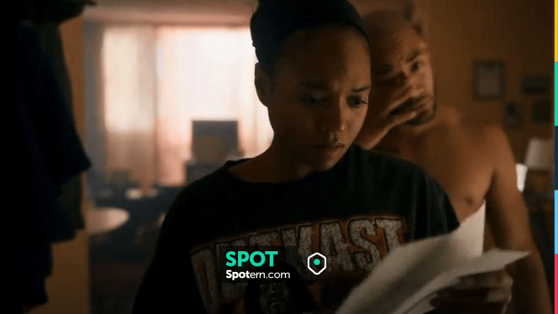 Urban Outfitters Out­kast T-Shirt worn by Robyn Loxley (Jessye Romeo ...