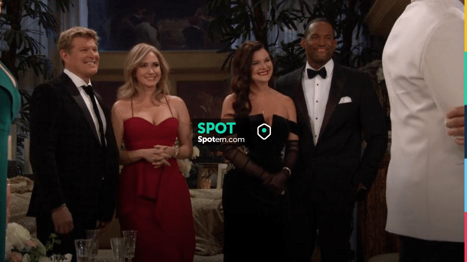 Jovani Robe noire en velours à épaules dénudées portée par Katie Logan ...