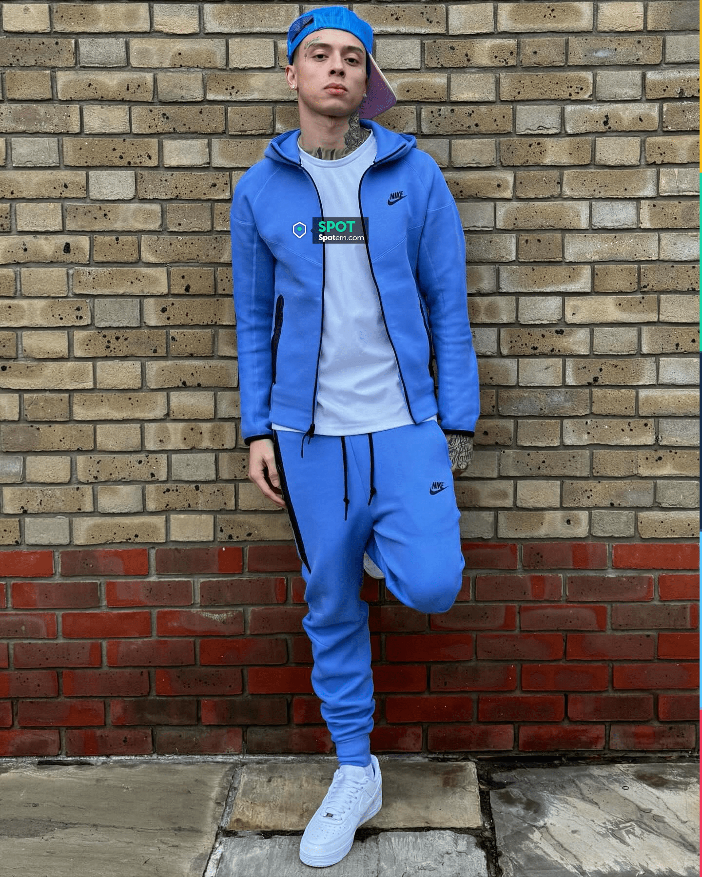 Sweat à capuche zippé Nike Light Photo Blue 'Windrunner' porté par ...