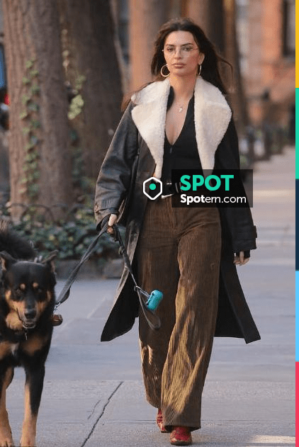 Manteau en peau de mouton ceinturée Loewe porté par Emily Ratajkowski à ...