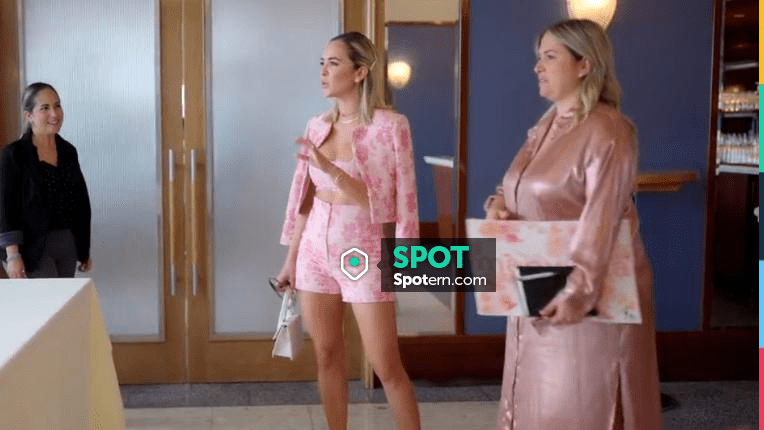 Short tissé Marciano Avah porté par Nicole Martin comme on le voit dans ...