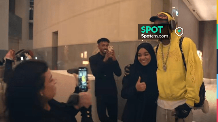 Apple AirPods Max 'Black' usados por Wiz Khalifa en Roscoes [Video ...