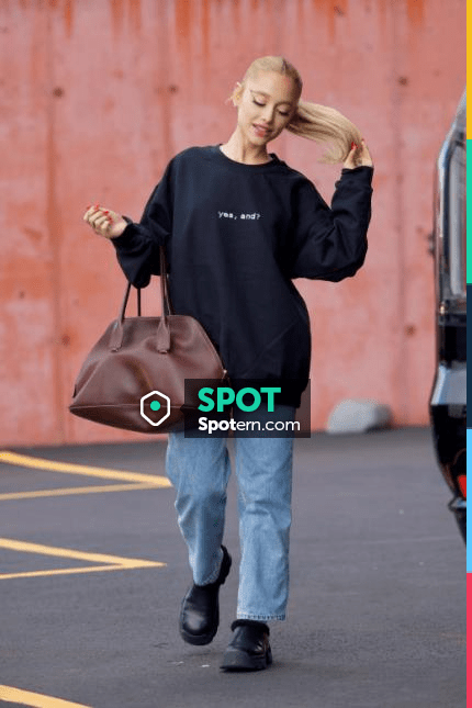 Bolso Devon de gran tamaño burdeos The Row usado por Ariana Grande en ...