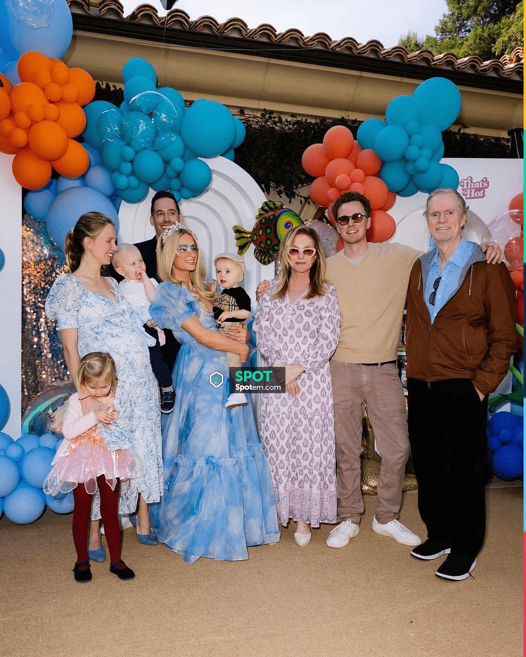 Robe Ritz Selkie Head in the Clouds portée par Paris Hilton sur son ...