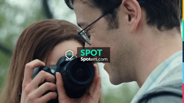 The Nikon camera Lindsay Mills (Shailene Woodley) in Snowden | Spotern