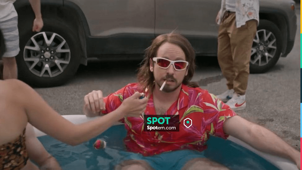 Camisa de campamento Old Navy usada por Wayne (Dan Beirne) como se ve ...