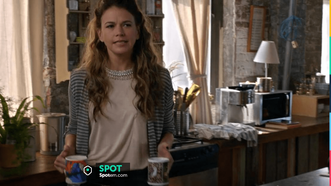 Taza de café usada por Maggie Amato (Debi Mazar) como se ve en Younger ...