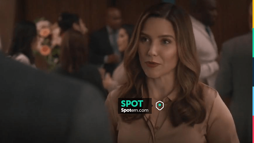 Gorjana Tan­er Bar Neck­lace worn by Dr. Sam Griffith (Sophia Bush) as ...