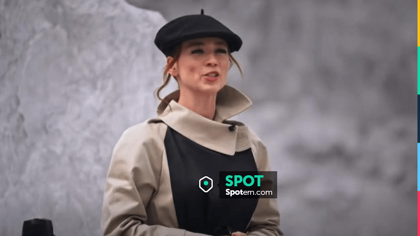Trench-coat Sacai porté par Karine Vanasse dans Les Traîtres Canada ...