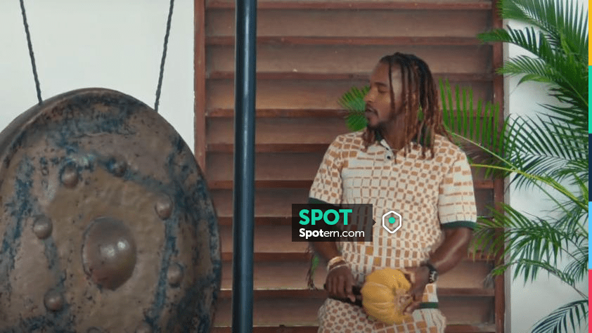 Polo imprimé Asos porté par Rebecca Calb dans Couple to Throuple ...