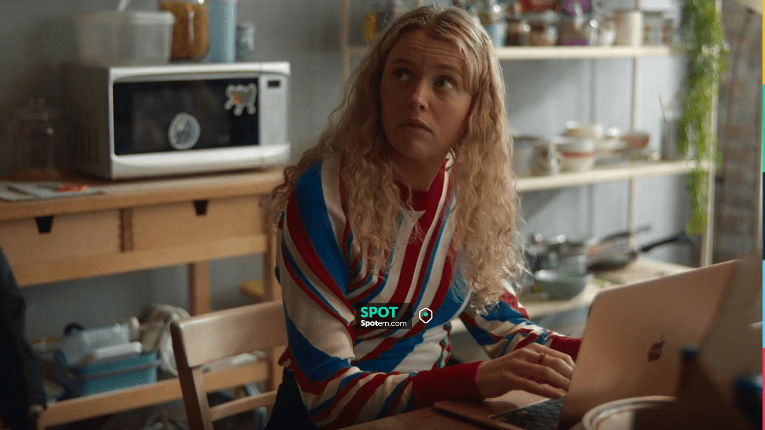 Sonia Rykiel Paris : Pull rayé rouge, blanc et bleu porté par Carrie (Sofia Oxenham) dans ...