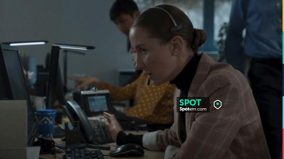 Blazer a cuadros de lana usado por Becky Green (Erin Doherty) como se ...