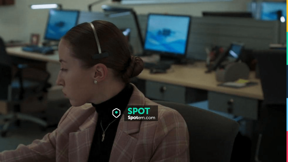 Suéter de cuello alto de lana usado por Becky Green (Erin Doherty) como ...