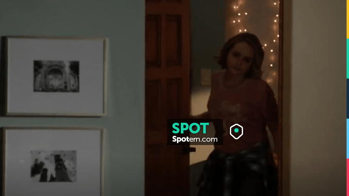 Cotton On Band Tee worn by Isabel McKenna (Sophie Reynolds) as seen in ...