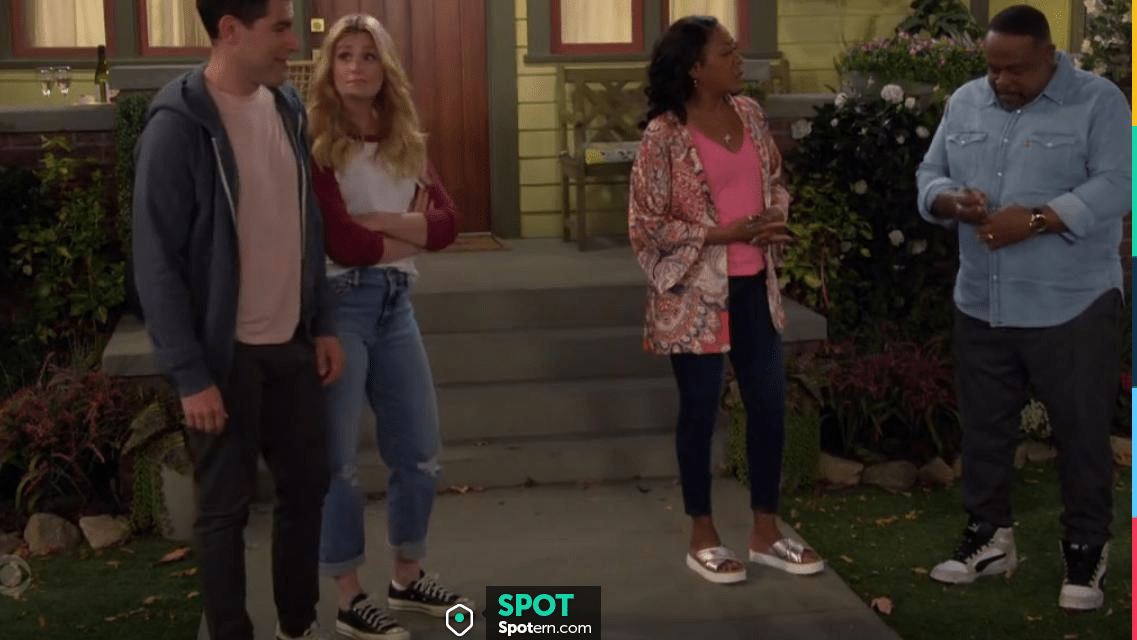 Converse Low Sneak­ers worn by Gemma Johnson (Beth Behrs) as seen in ...