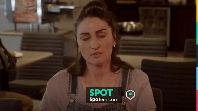 We The Free Ziggy Overalls porté par Dawn Solano (Sara Bareilles) comme ...