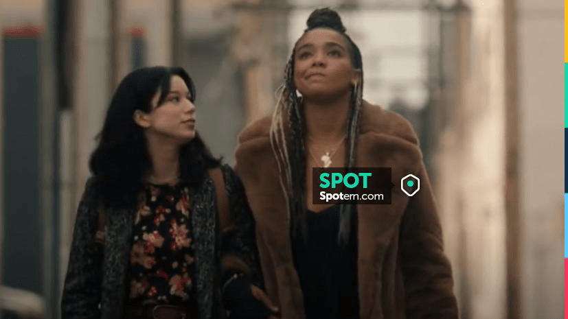 Manteau à col en fausse fourrure marron porté par Mikaela (Lucy Barrett ...