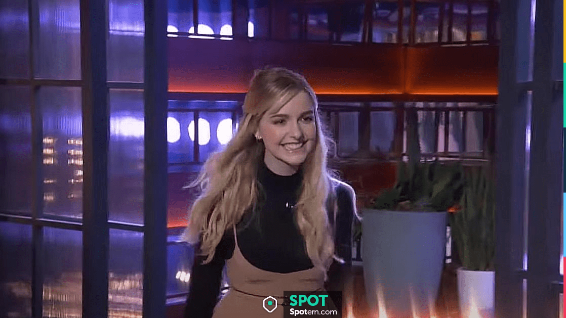 Michael Kors Robe pivotante en laine extensible double face portée par Mckenna Grace dans The ...