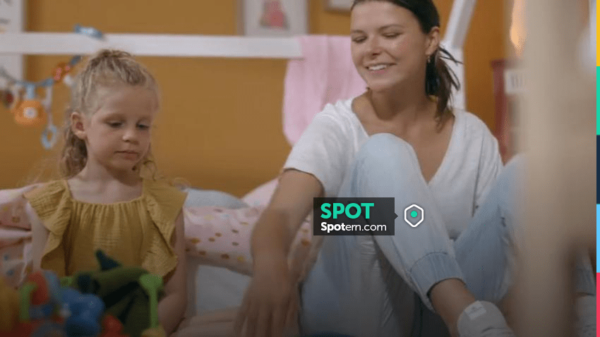 Myers Ripe Den­im Jogge worn by Becky Hart (Phoebe Roberts) as seen in ...