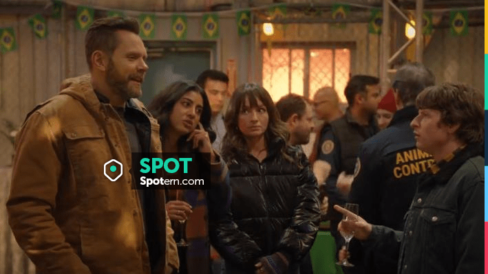 Carhartt Util­i­ty Jack­et worn by Frank Shaw (Joel McHale) as seen in ...