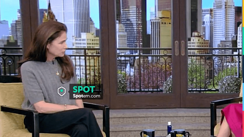 Suéter corto de cachemira acanalado Khaite Esmeralda usado por Maura ...