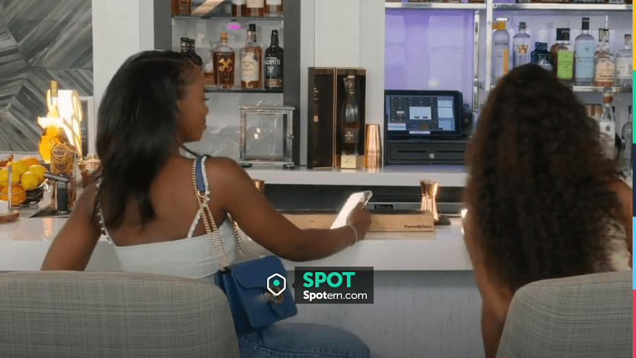 Gucci Shoul­der Bag worn by Colony Reeves as seen in Selling Tampa ...