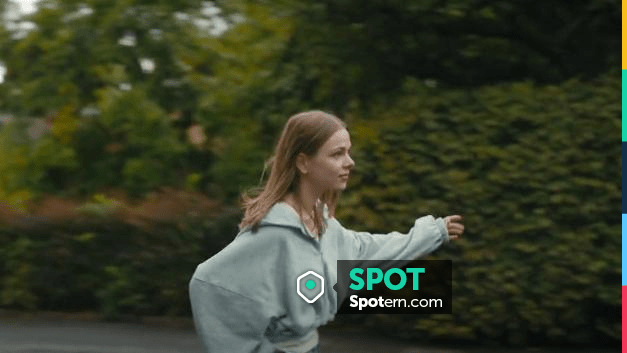 Pull& Bear Cropped Hood­ie worn by Stella Sandell (Alexandra Karlsson ...