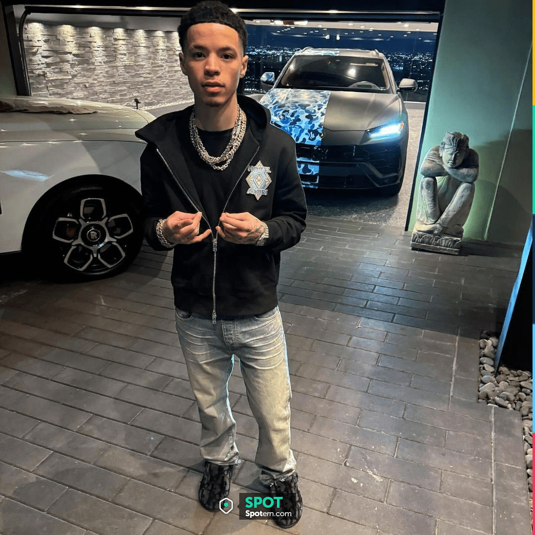 Pantoufles Dior en peau de mouton oblique gris foncé portées par Lil ...