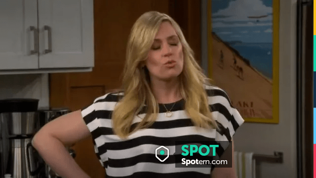 Camiseta con botones de Maeve usada por Gemma Johnson (Beth Behrs) como ...