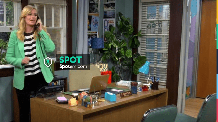 Blazer Reiss Gracey porté par Gemma Johnson (Beth Behrs) dans The ...