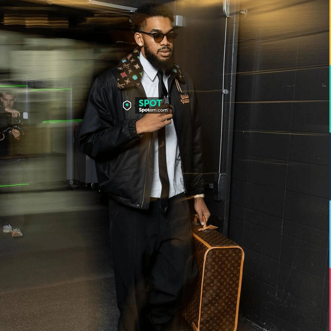 Veste Louis Vuitton x Tyler The Creator noire à col monogramme portée par Karl-Anthony Towns sur ...