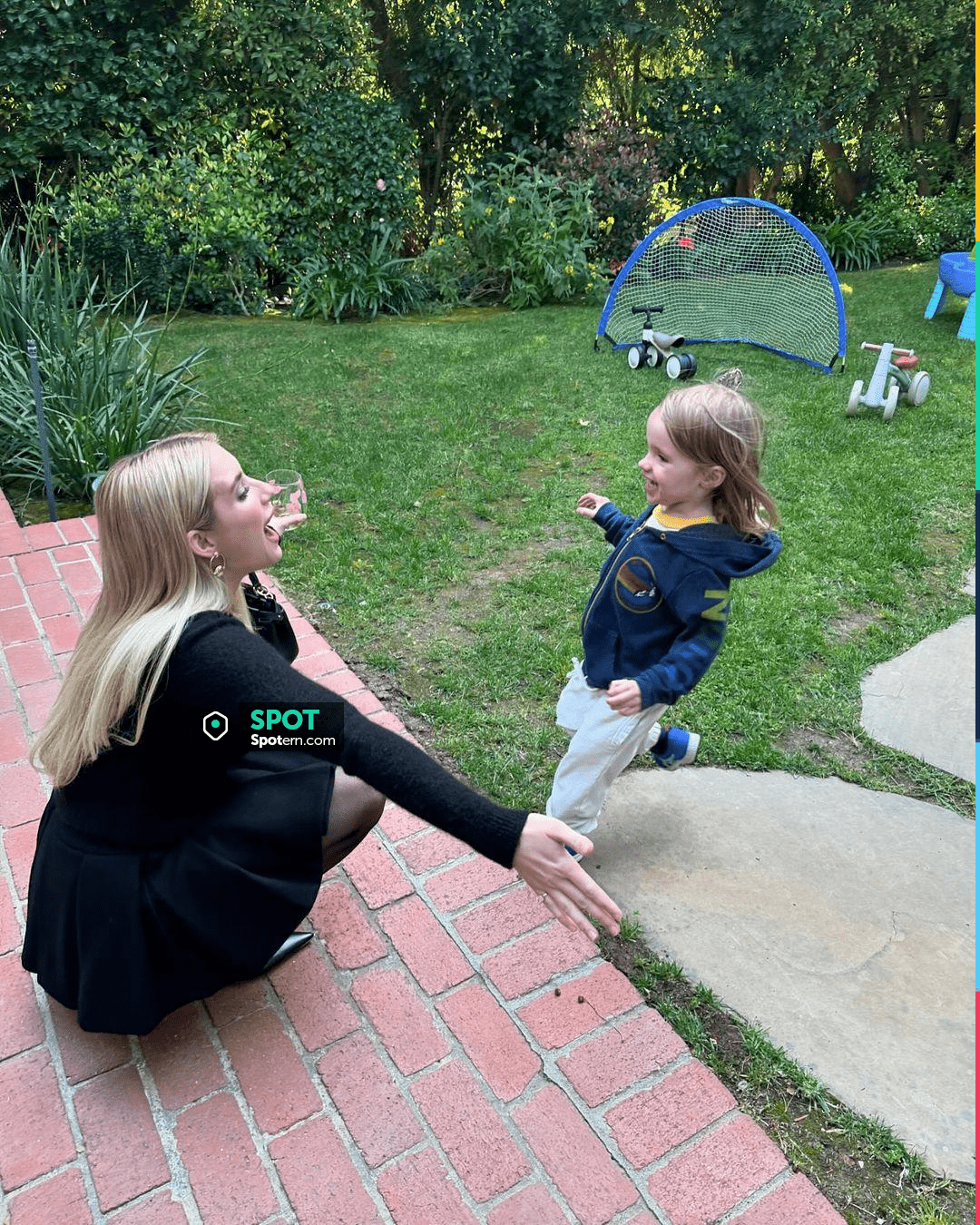 Cardigan en maille à fermeture boutonnée Patou porté par Emma Roberts ...