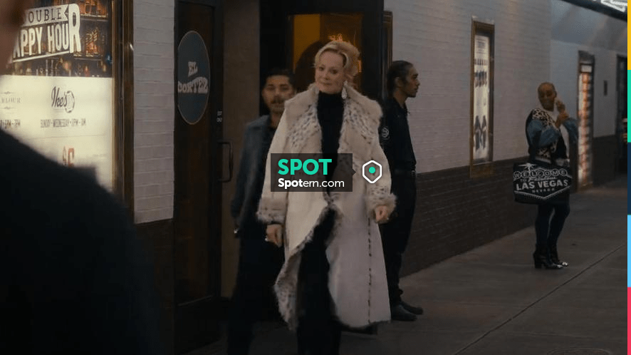 Hacks outfits: Fur-Trim Coat in white worn by Deborah Vance (Jean Smart ...