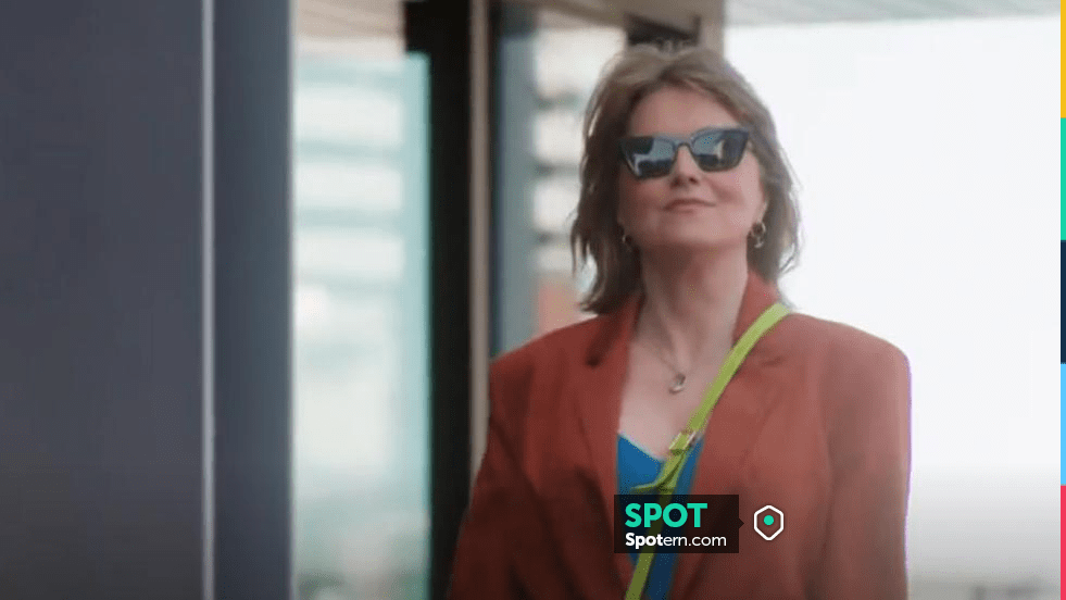 Blazer de satén de Ted Baker usado por Alexa Crowe (Lucy Lawless) como se ve en My Life Is ...