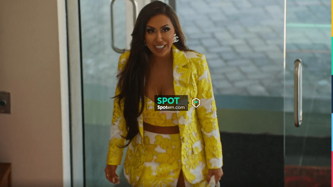 Blazer brodé de coquelicot Fashion Nova porté par Kayla Cardona comme ...