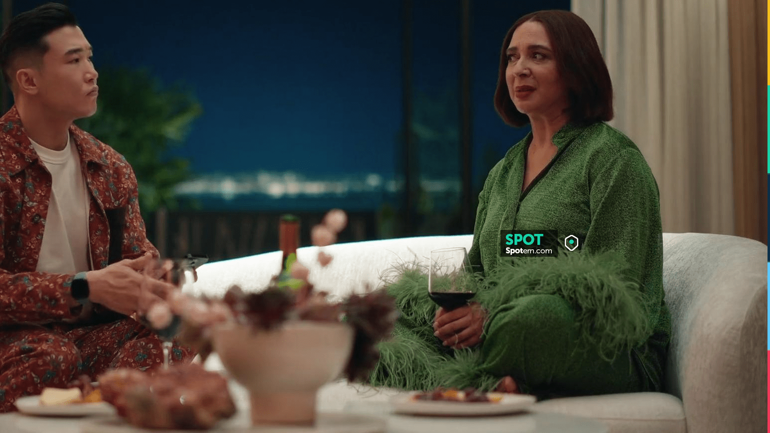 Camisa de plumaje de Oseree Lumière usada por Molly Novak (Maya Rudolph) como se ve en Loot ...