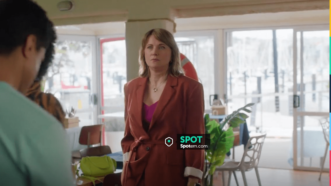 Ted Baker Camila Notch Solapa Tie Waist Satin Blazer usado por Alexa Crowe (Lucy Lawless) como ...