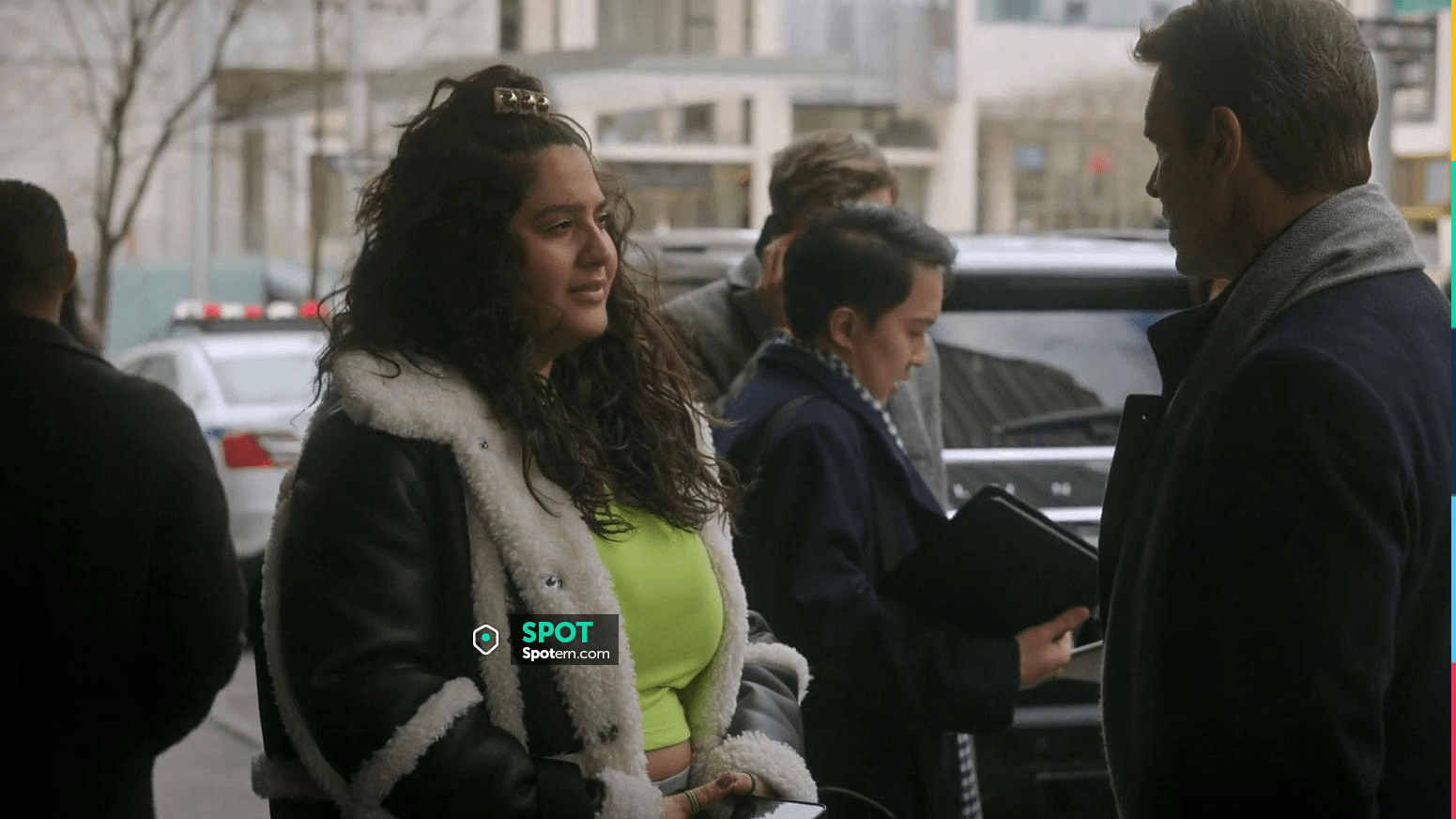 Abrigo Stand Studio Patrice usado por Lola Rahaii (Natasha Behnam) como se ve en Las chicas en ...