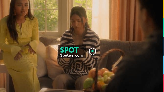 Pull en alliage Staud porté par Zaara Ali (Tara Raani) vu dans grown ...