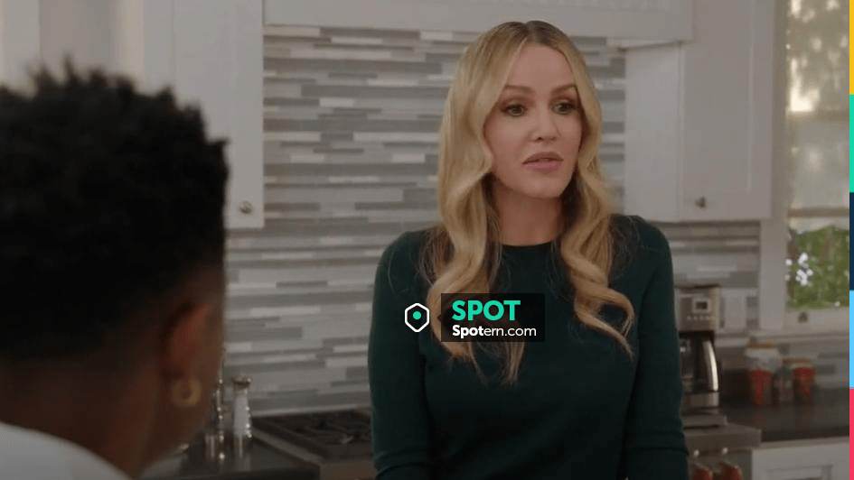 Pull Sezane Paulo porté par Laura Fine-Baker (Monet Mazur) tel qu’on le ...