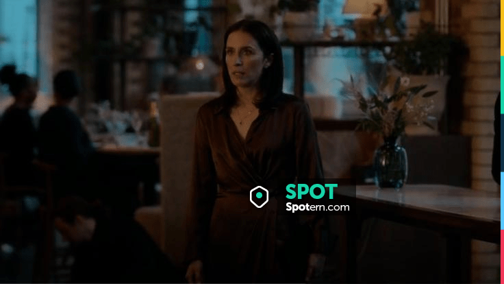 Vestido camisero midi de satén de seda Reformation Lyon usado por Emma ...